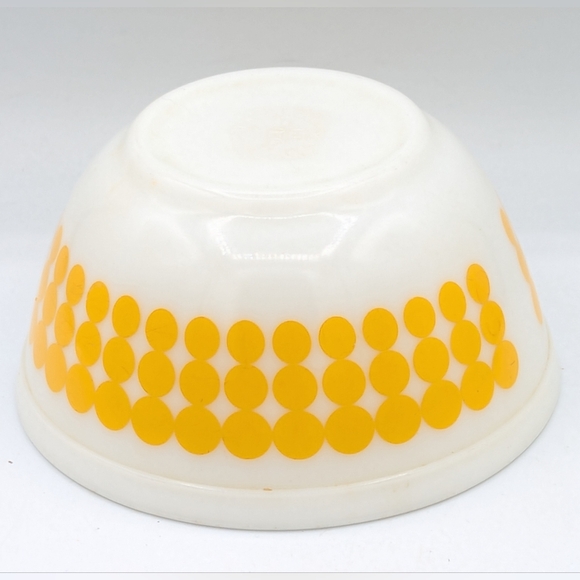 Pyrex | Kitchen | Vintage Pyrex Yellow Polka Dot Milk Glass Nesting ...